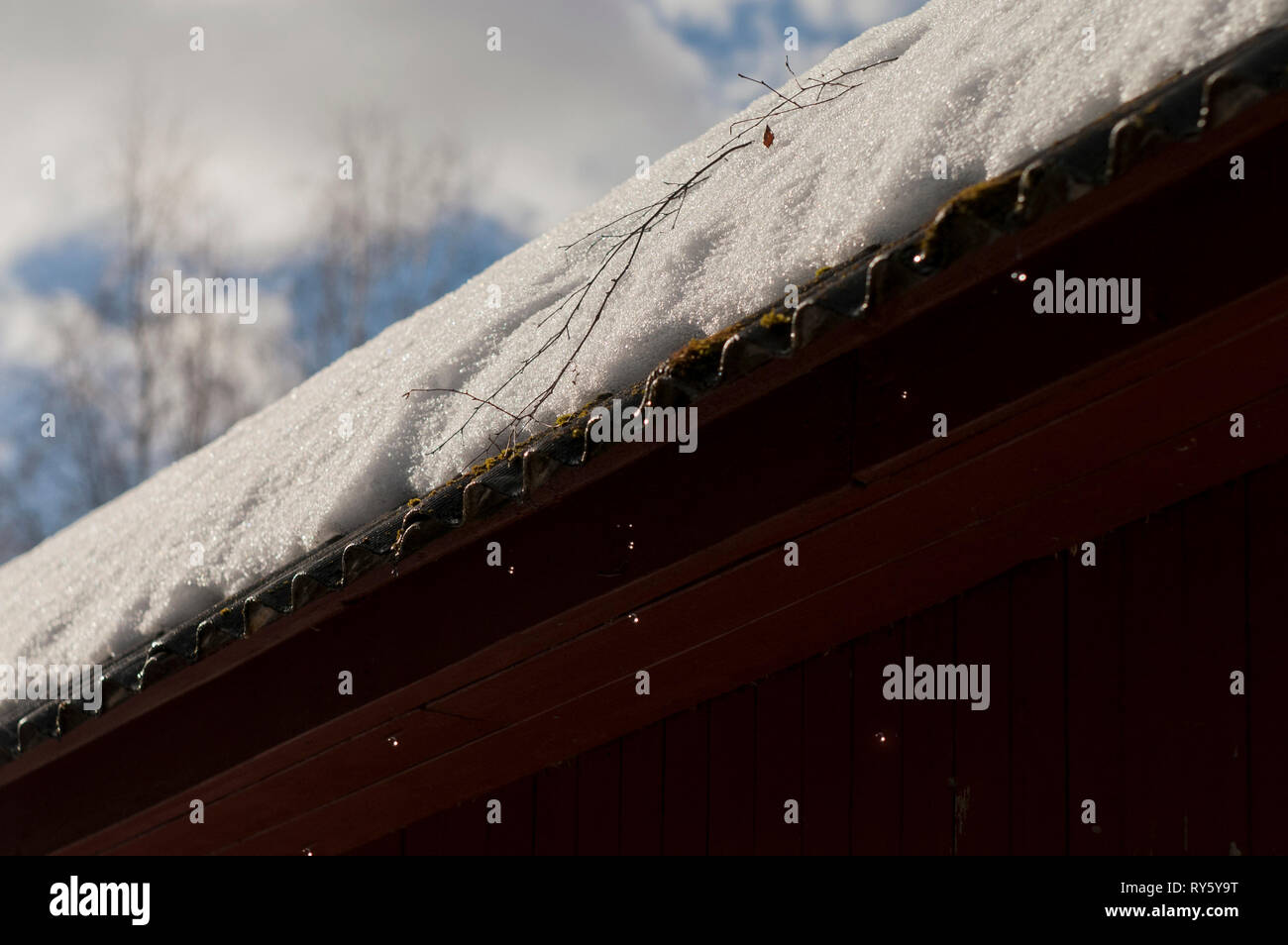 Snow falling from a roof hi-res stock photography and images - Alamy