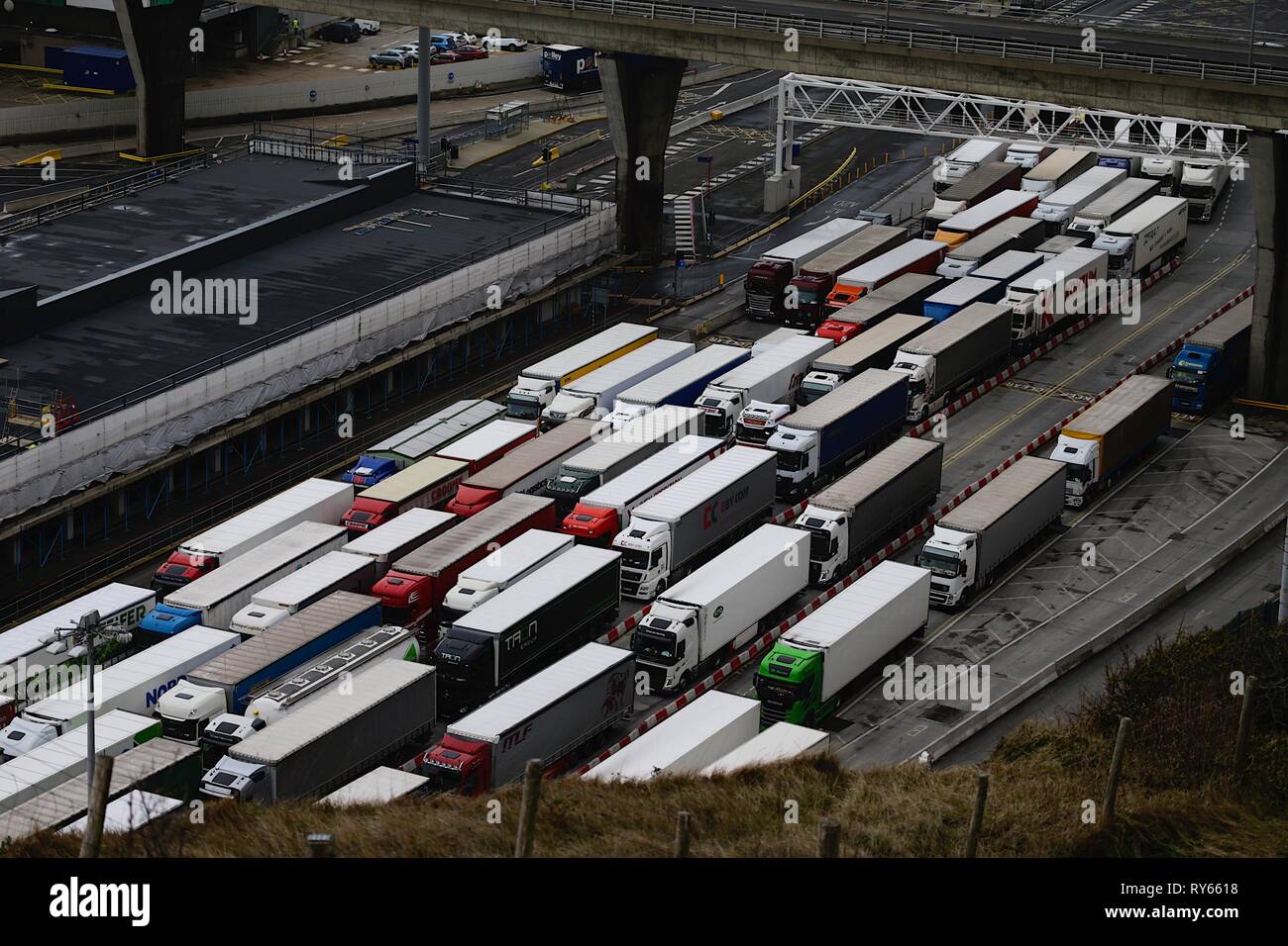 Dover lorries queues hi-res stock photography and images - Alamy