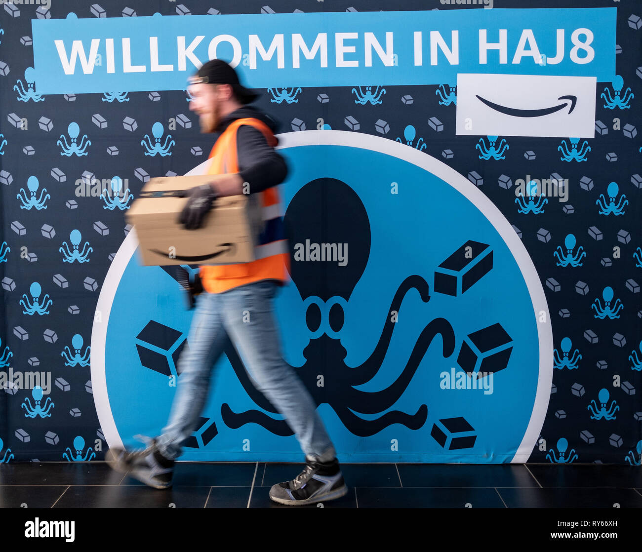 Garbsen, Germany. 12th Mar, 2019. An employee of the parcel shipper ...