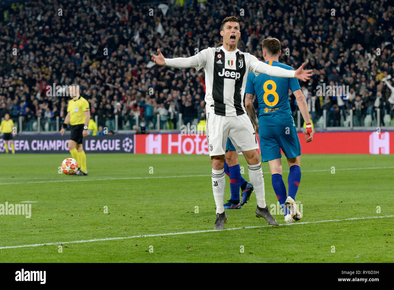 Cristiano ronaldo of juventus header hi-res stock photography and ...
