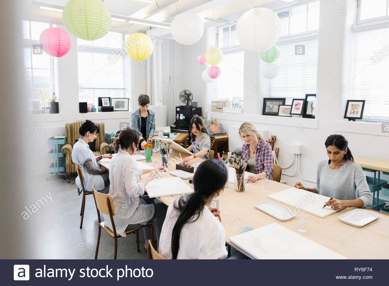 Sketching class hi-res stock photography and images - Alamy