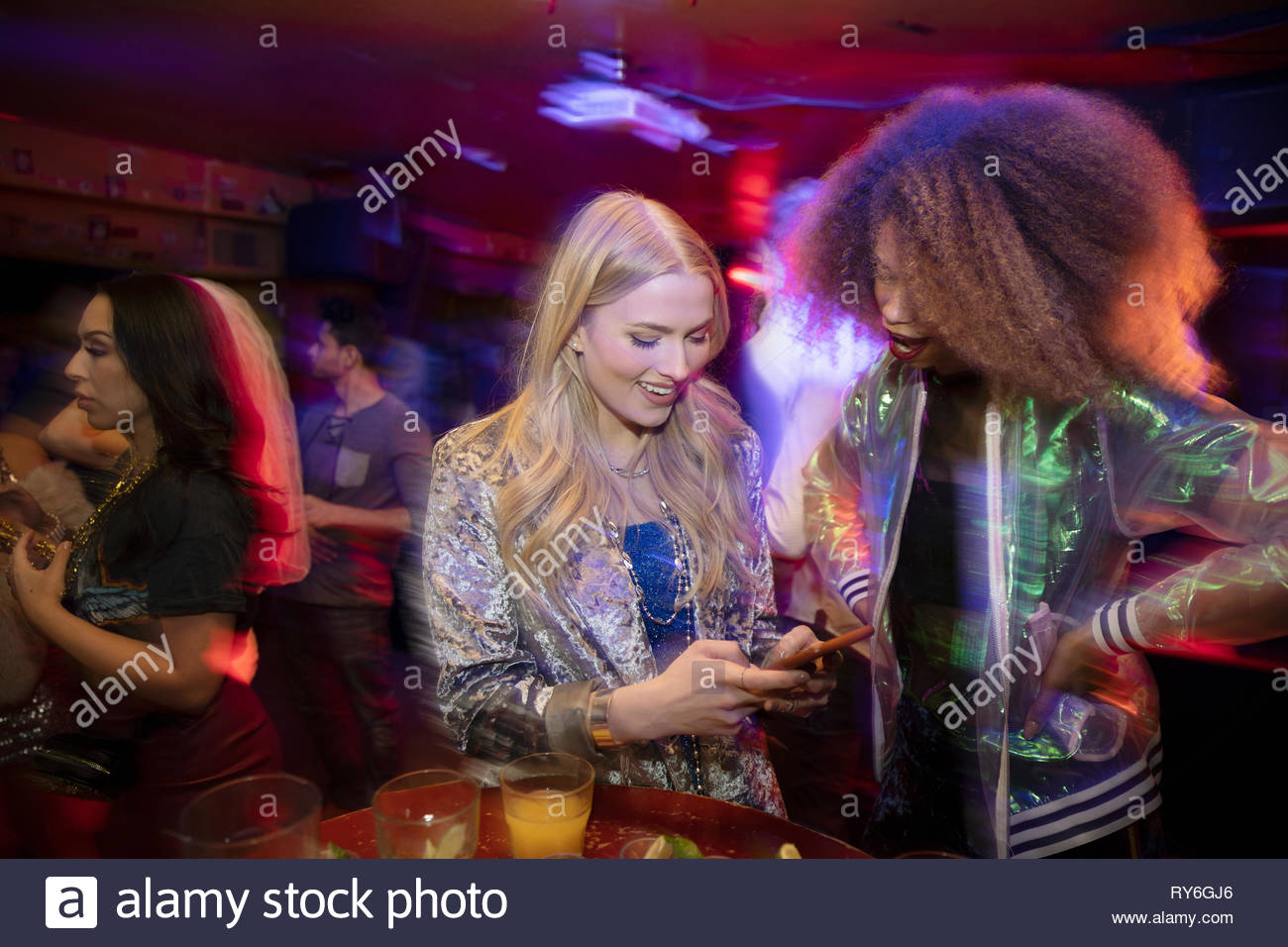 Friends using cell party hi-res stock photography and images - Alamy
