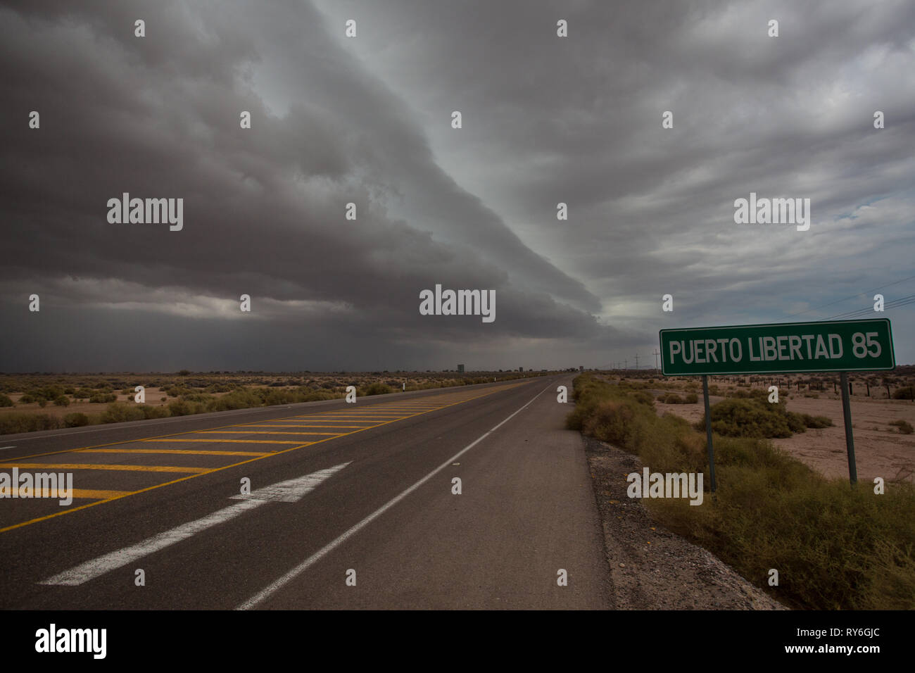 Shelf cloud highway hi-res stock photography and images - Alamy