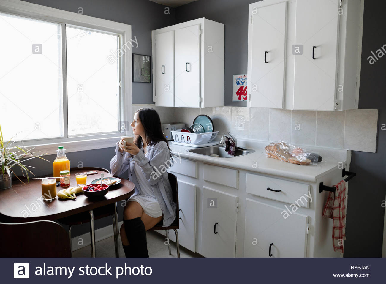 Woman looking legs hi-res stock photography and images - Alamy