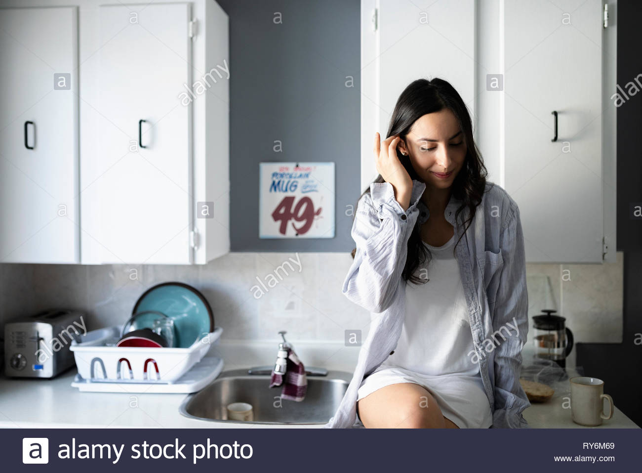 Sitting at the counter hi-res stock photography and images - Alamy