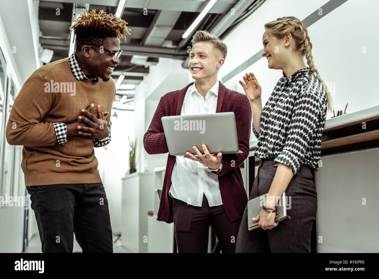 Workers laughing hi-res stock photography and images - Alamy