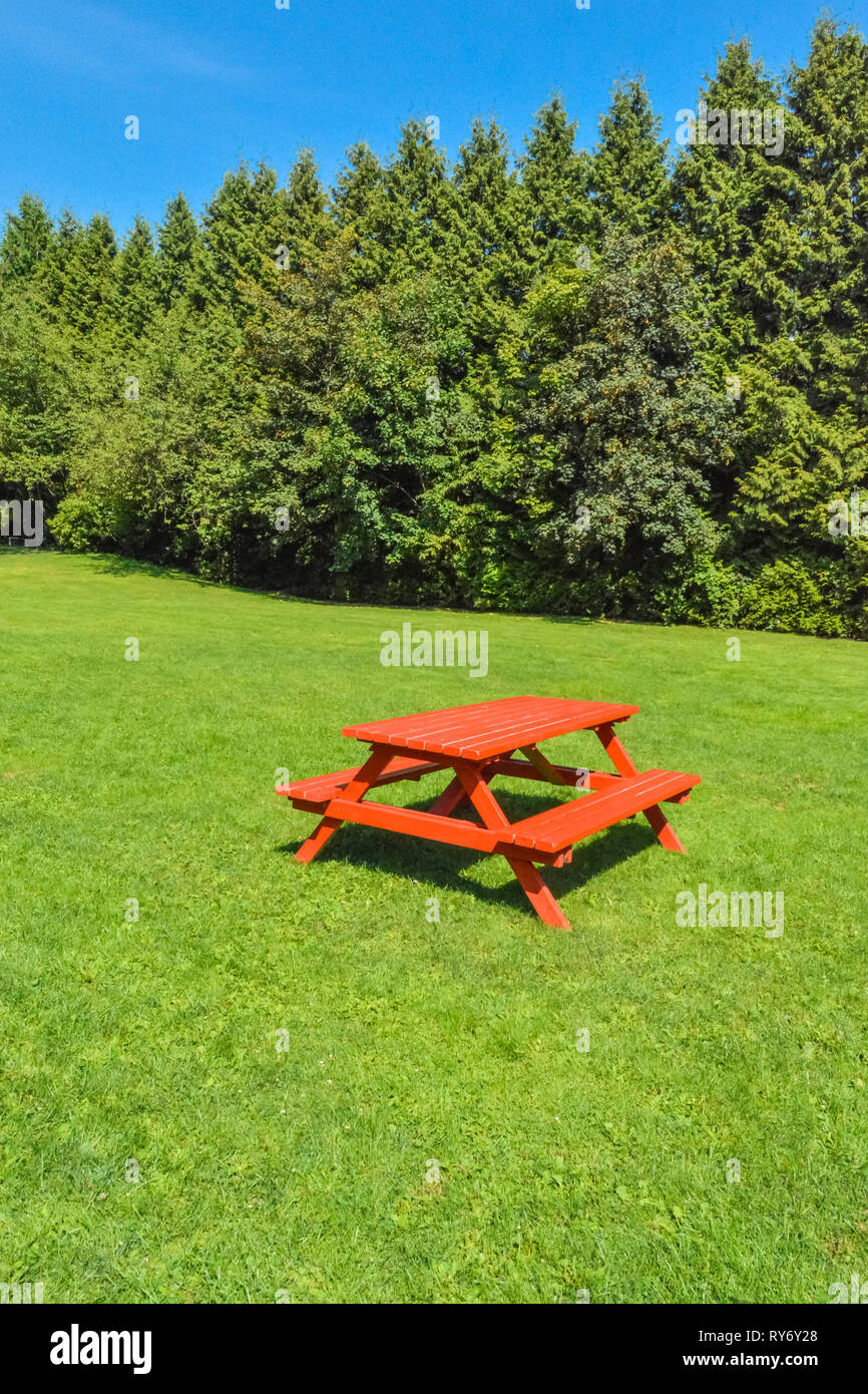 Red picnic table hi-res stock photography and images - Alamy