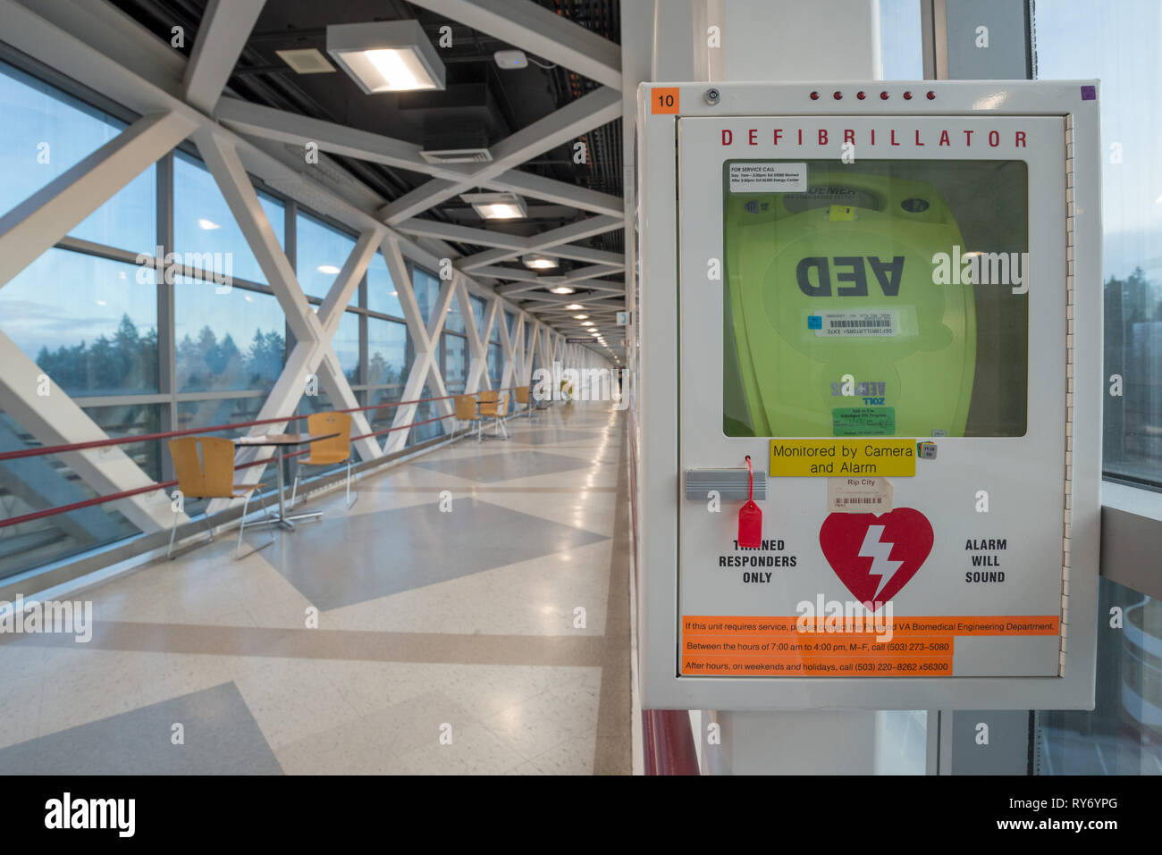 Aed defibrillator hi-res stock photography and images - Alamy