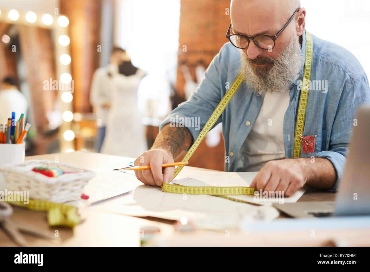 Tailor measuring hi-res stock photography and images - Alamy