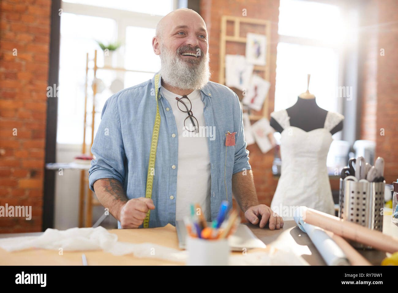 Tailor tailoring hi-res stock photography and images - Alamy