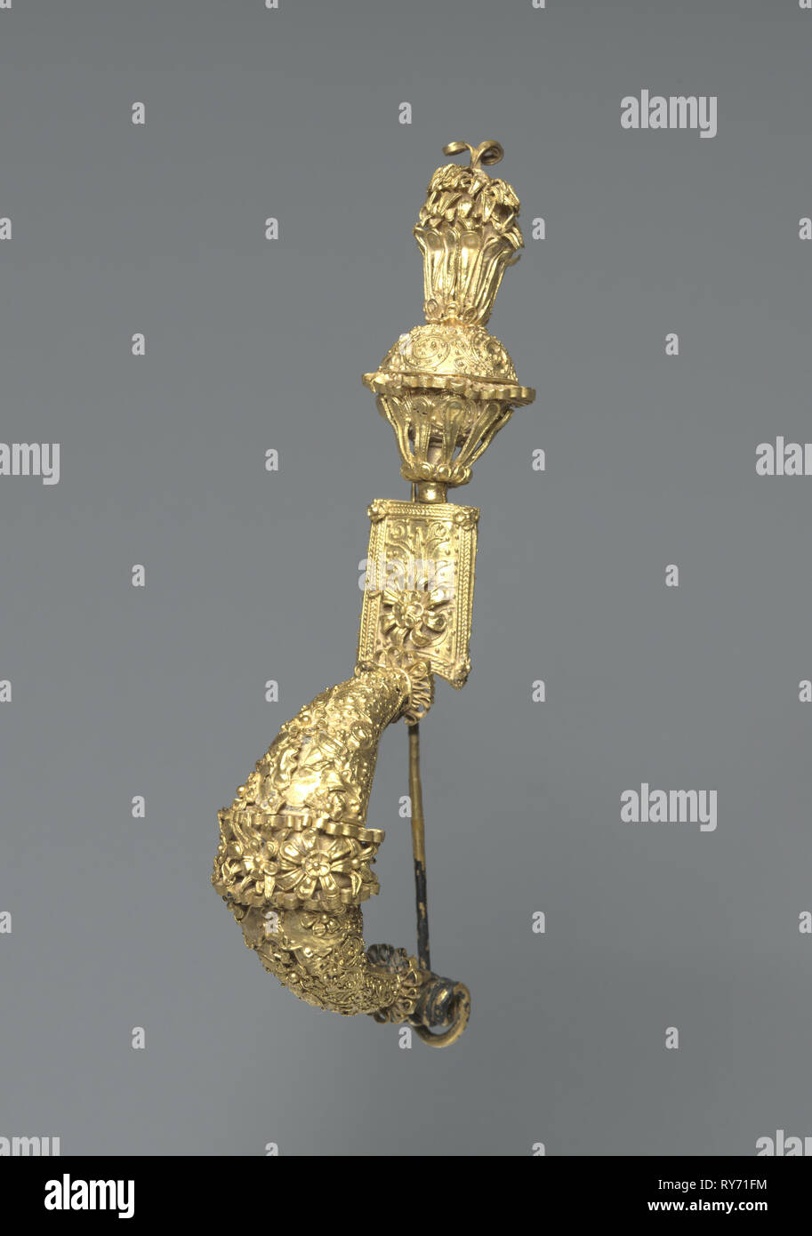 Gold fibula hi-res stock photography and images - Alamy