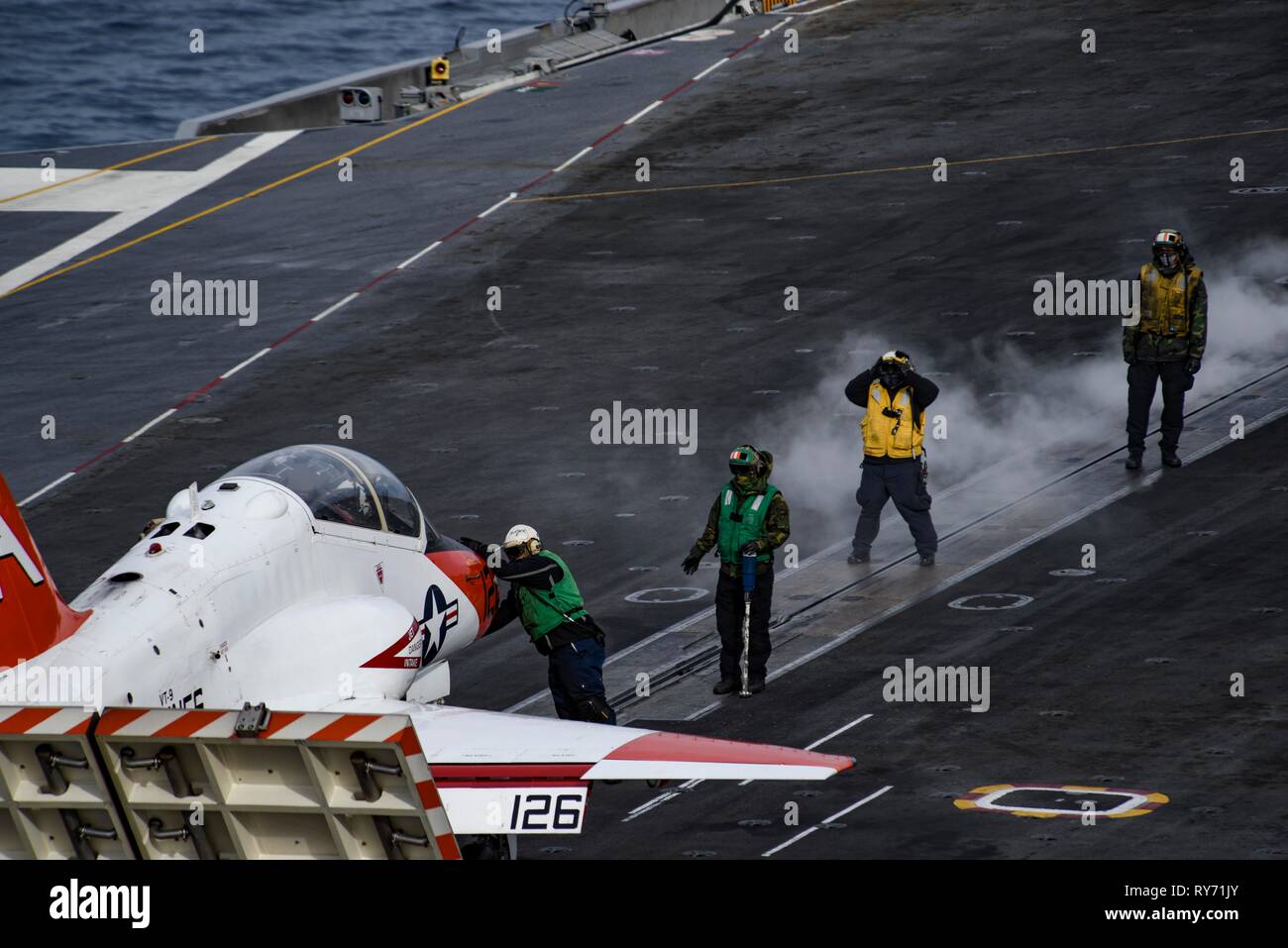 Us navy aircraft carrier launch hi-res stock photography and images - Alamy