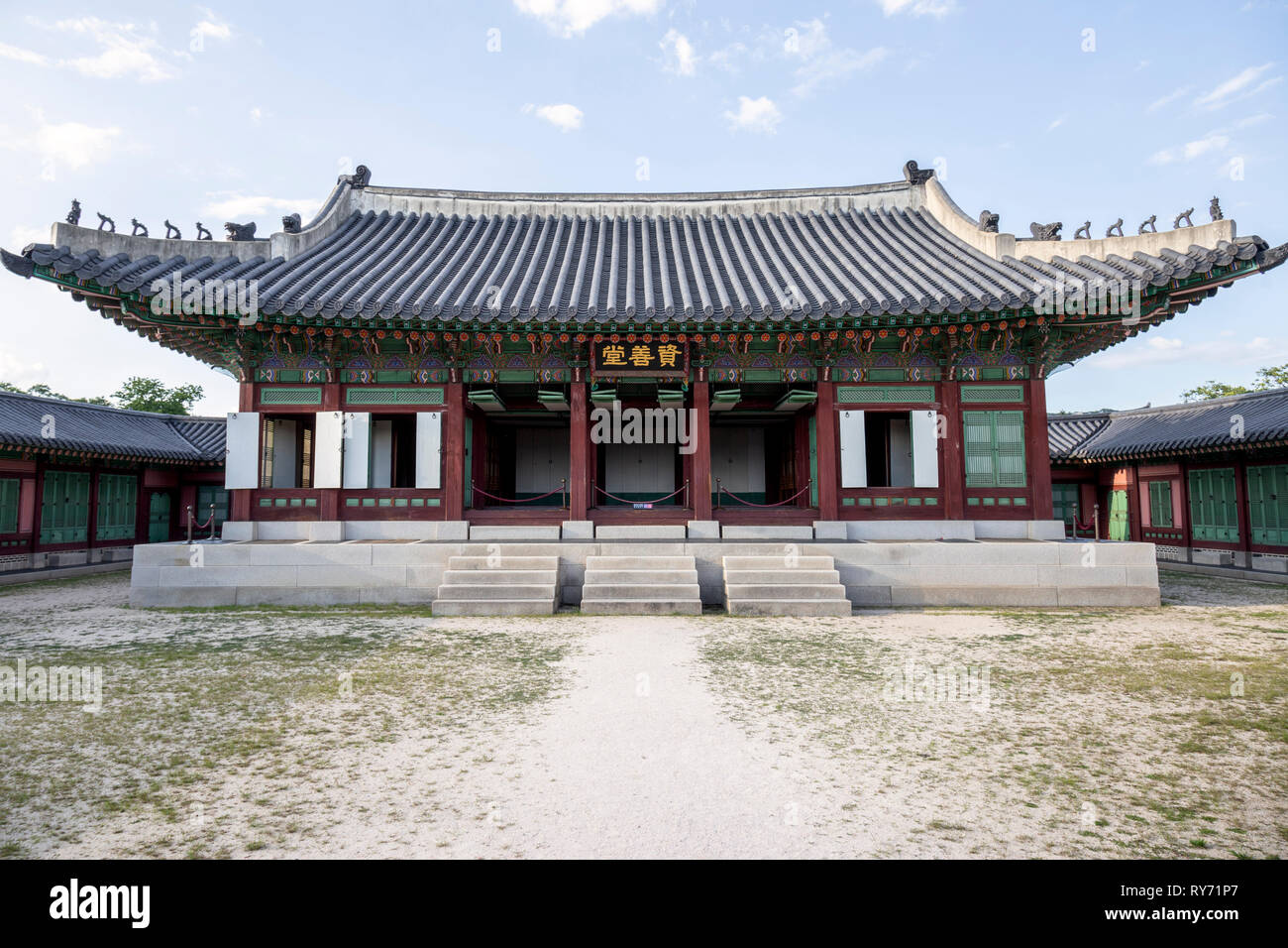 Palace exterior steps hi-res stock photography and images - Alamy