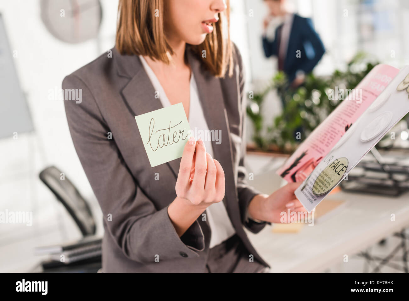 Hands woman holding sticky note hi-res stock photography and images - Alamy