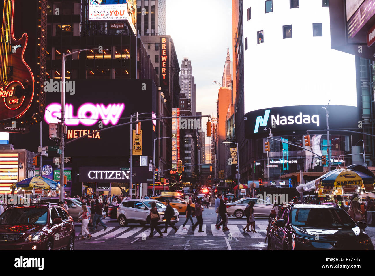 Modern city building people hi-res stock photography and images - Alamy