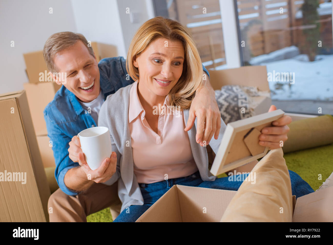 Unpacking screen hi-res stock photography and images - Alamy