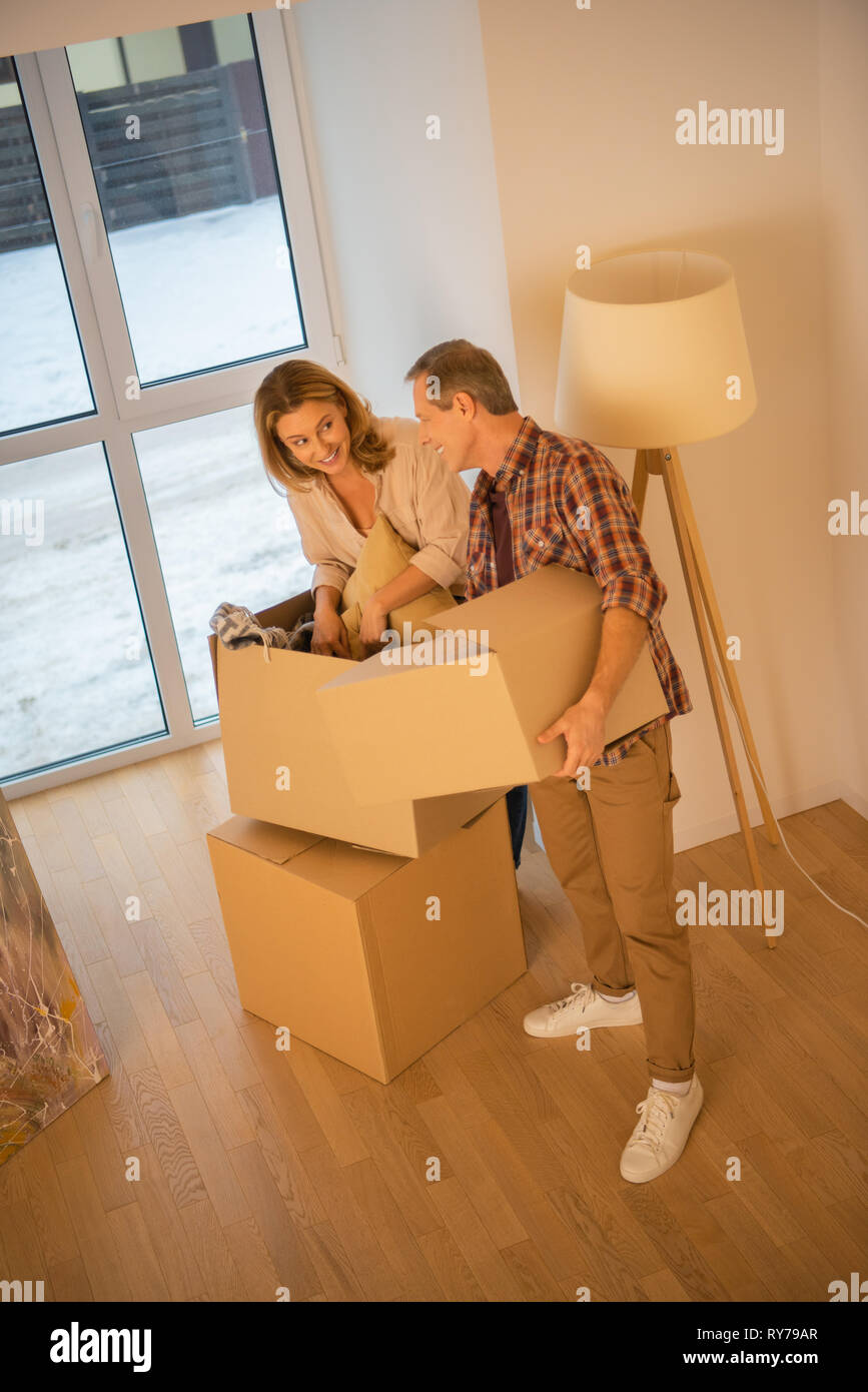 happy couple unpacking cardboard boxes at new home Stock Photo - Alamy
