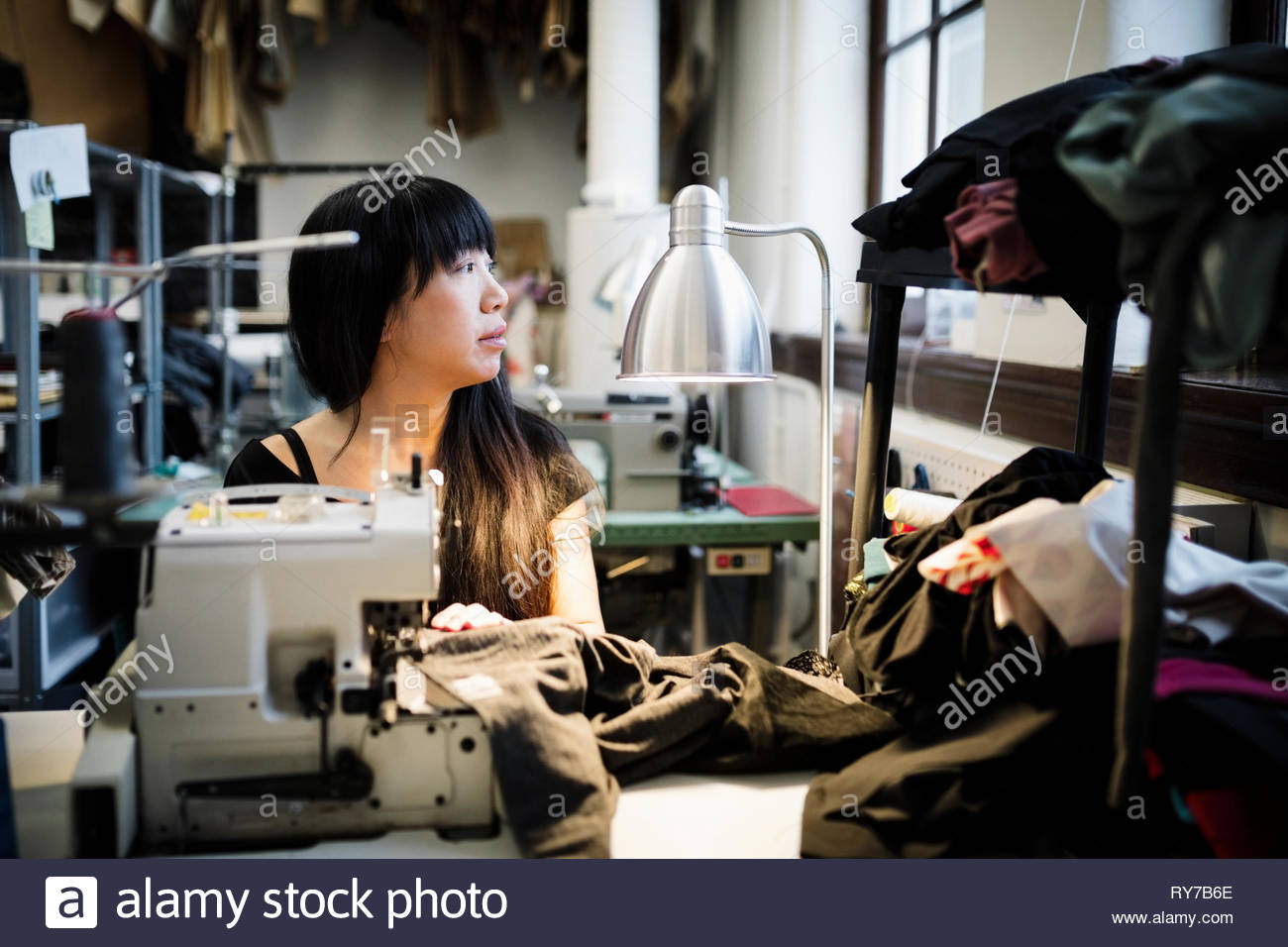 Working sewing machine hi-res stock photography and images - Alamy