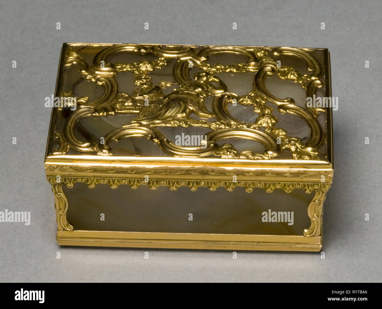Snuff Box, c. 1760. England, mid-18th century. Agate and gold Stock ...