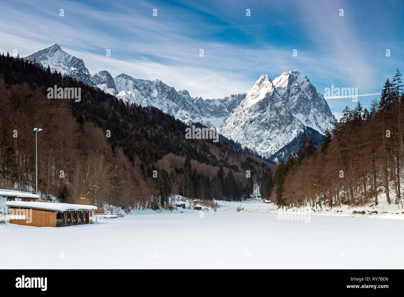 Frozen lake Riessersee near Garmisch Partenkirchen in winter Stock ...