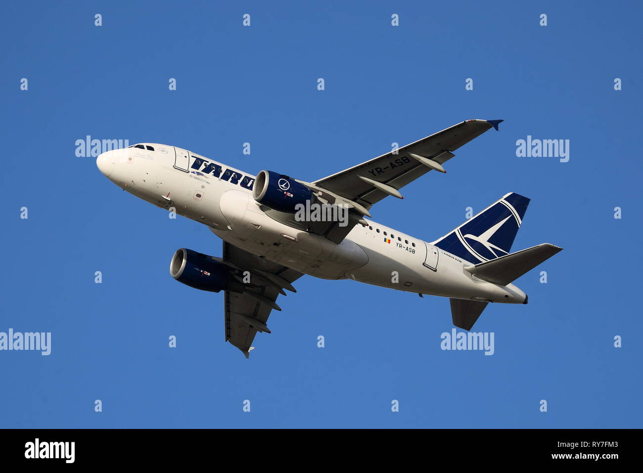 Airbus a318 engine hi-res stock photography and images - Alamy