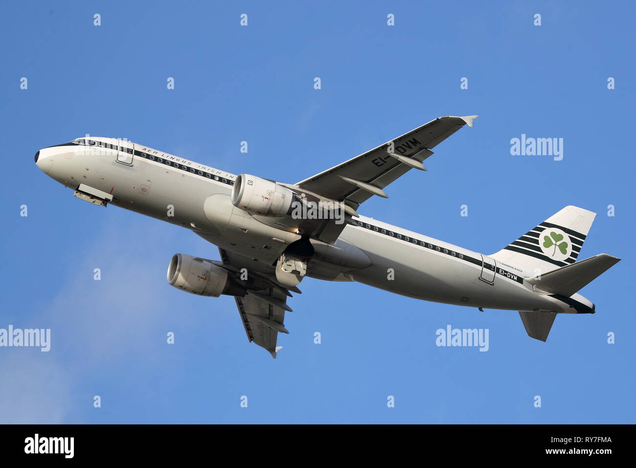 Aer Lingus Airbus A320 EI-DVM taking off from London Heathrow Airport ...