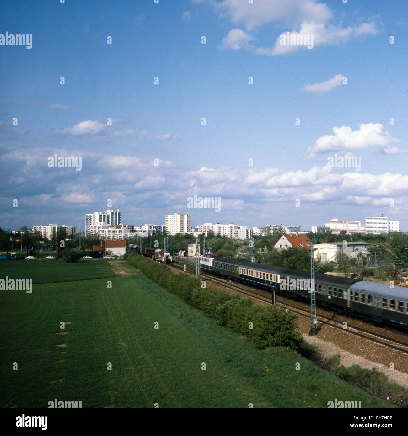 Zwei Züge begegnen sich auf den Schienen, 1970er. Two trains meet on ...