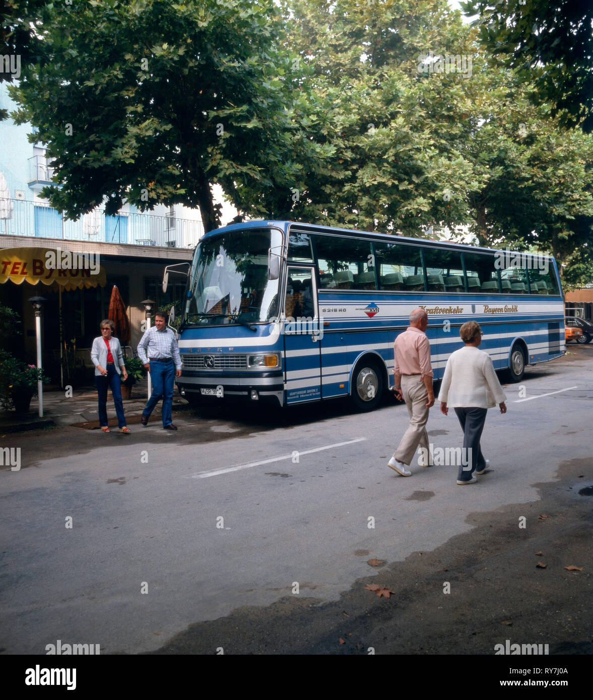 Reisebus auf einer Hauptstraße, Deutschland 1970er. Bus at a main ...
