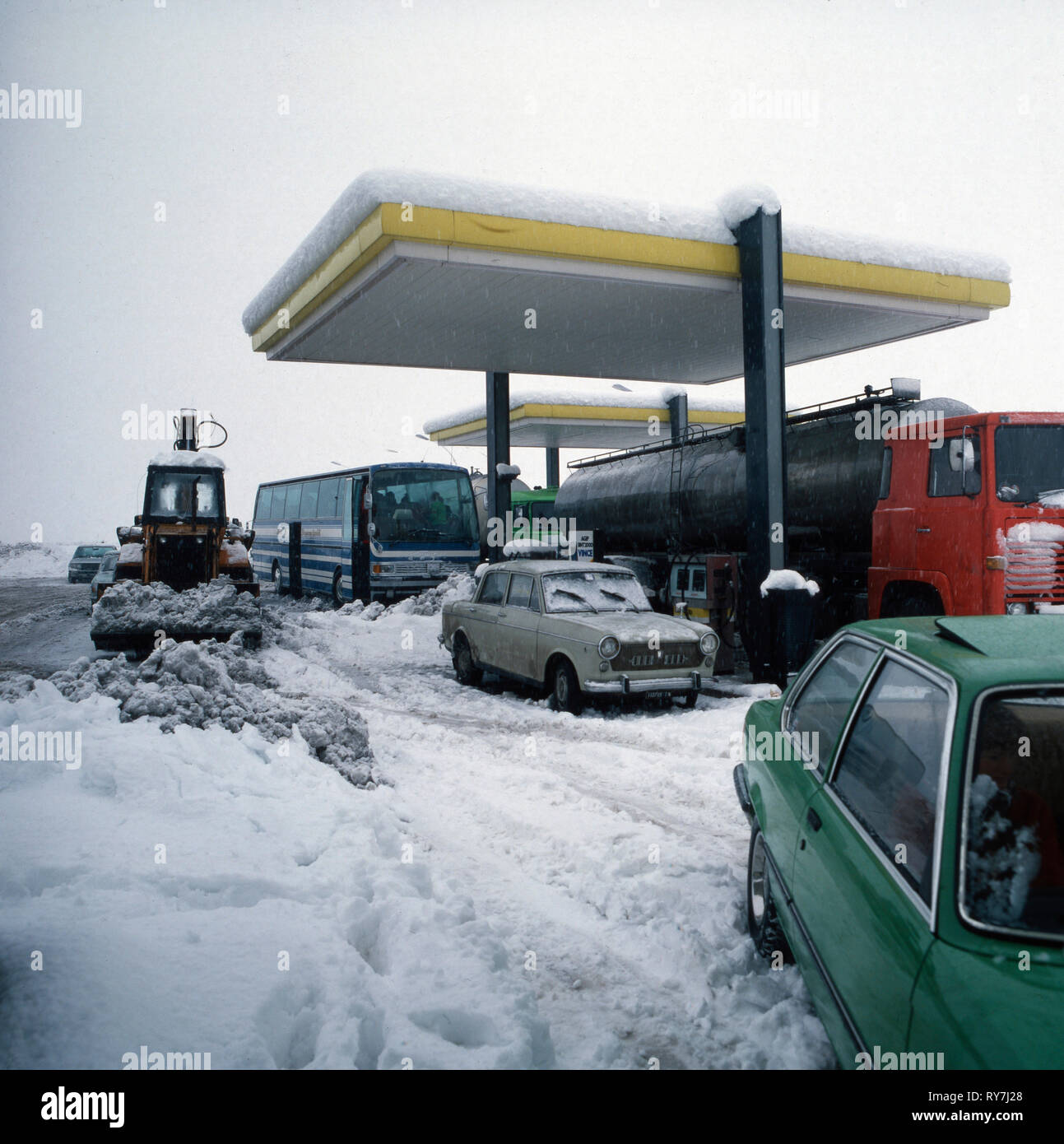 Gas station 1970s hi-res stock photography and images - Alamy