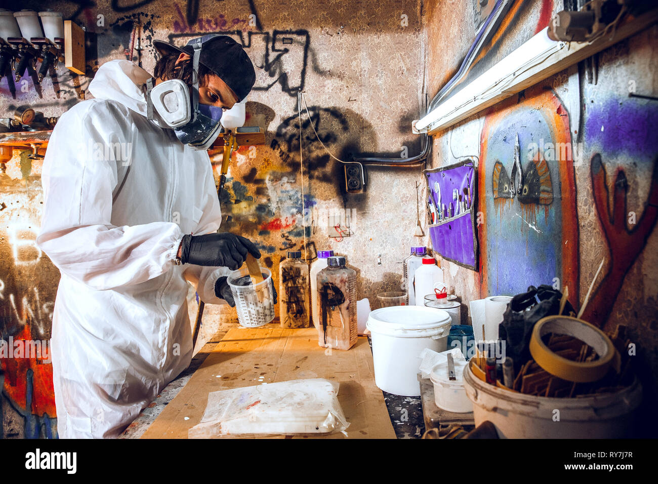 Man Spray Painting High Resolution Stock Photography and Images - Alamy