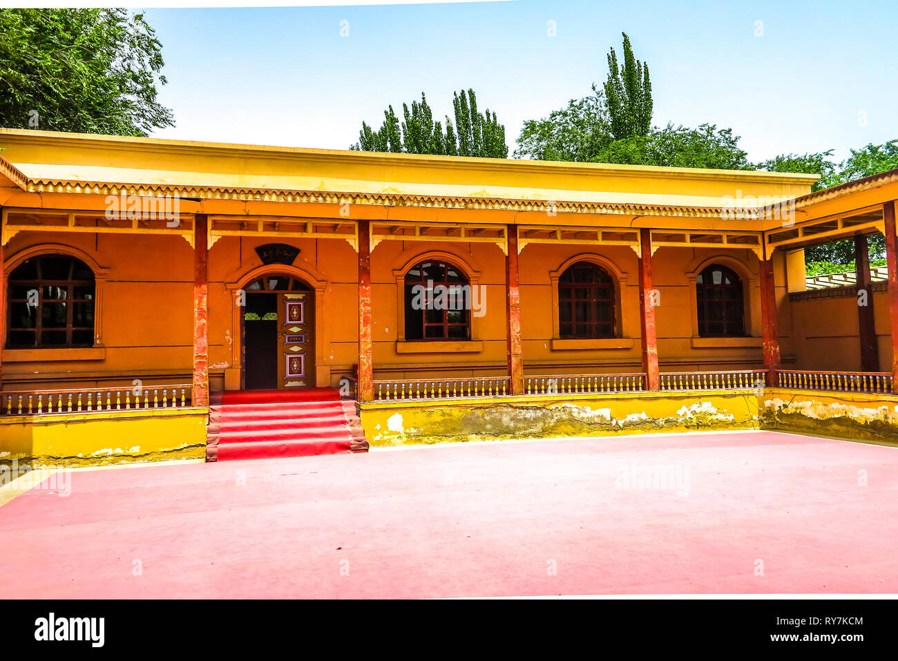 Courtyard terrace hi-res stock photography and images - Alamy