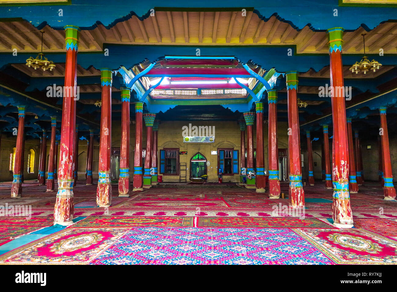 Kuche Grand Mosque Prayers Hall Carpet Floor Red Colored Beams and ...