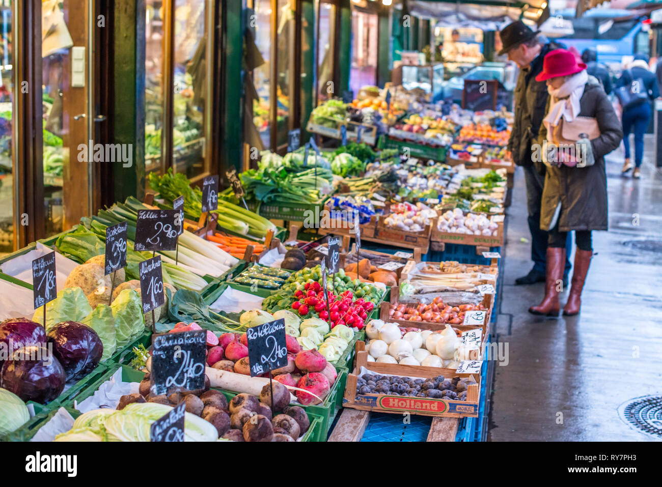 Vienna Naschmarkt Linke Wienzeile open air fruit & veg market. Austria ...