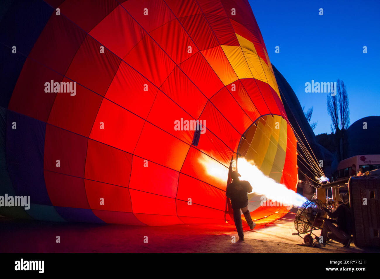 Fire in a balloon Preparation for takeoff Stock Photo - Alamy