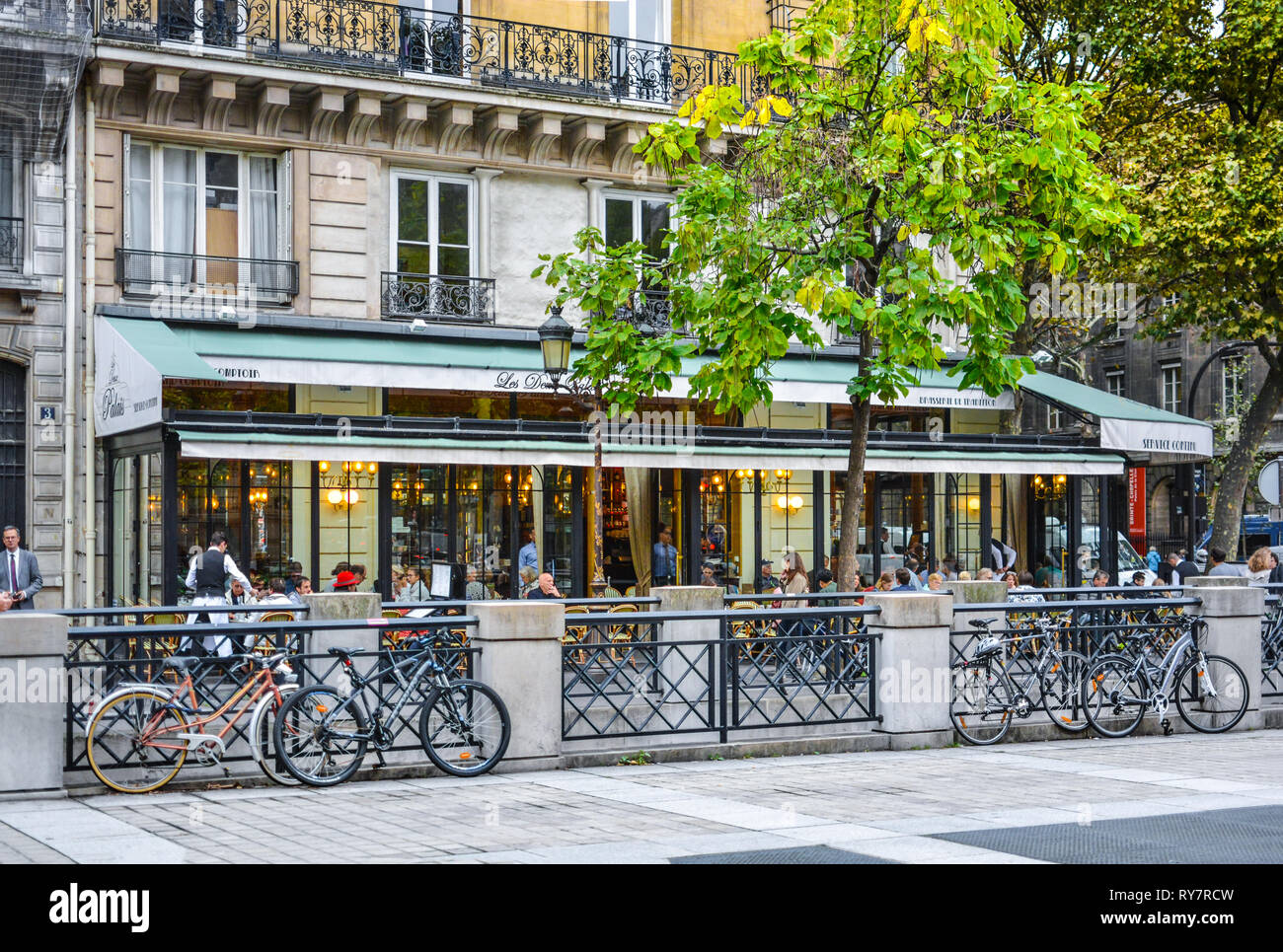 Brasserie les deux palais paris france hi-res stock photography and ...