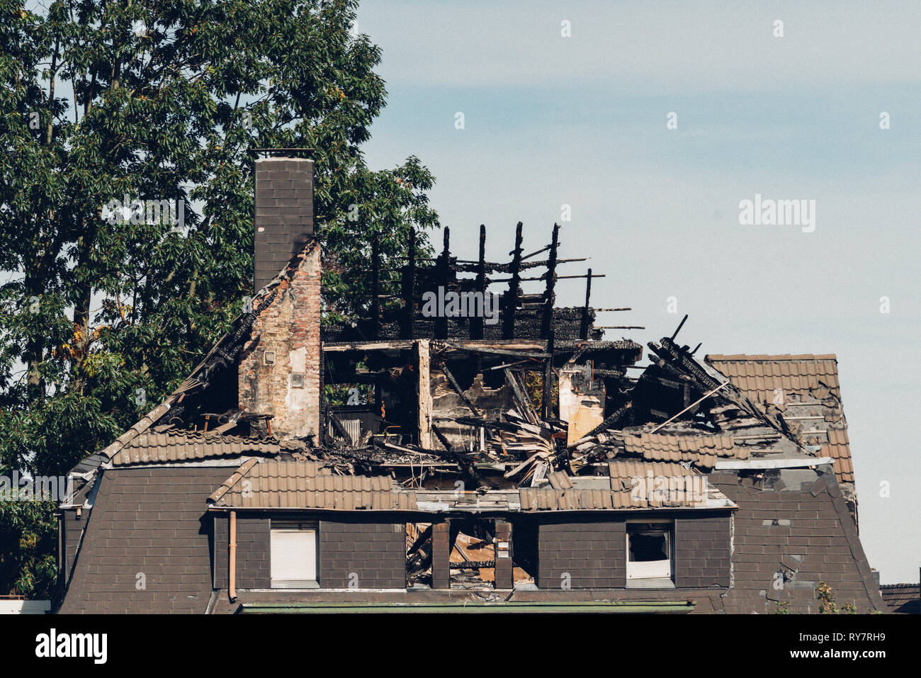 house with roof and top floor destroyed by fire Stock Photo - Alamy