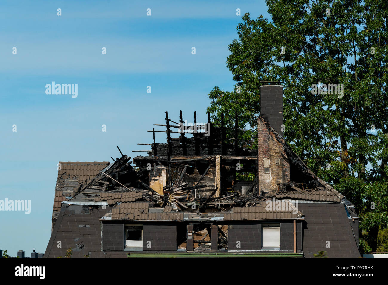 house with roof and top floor destroyed by fire Stock Photo - Alamy