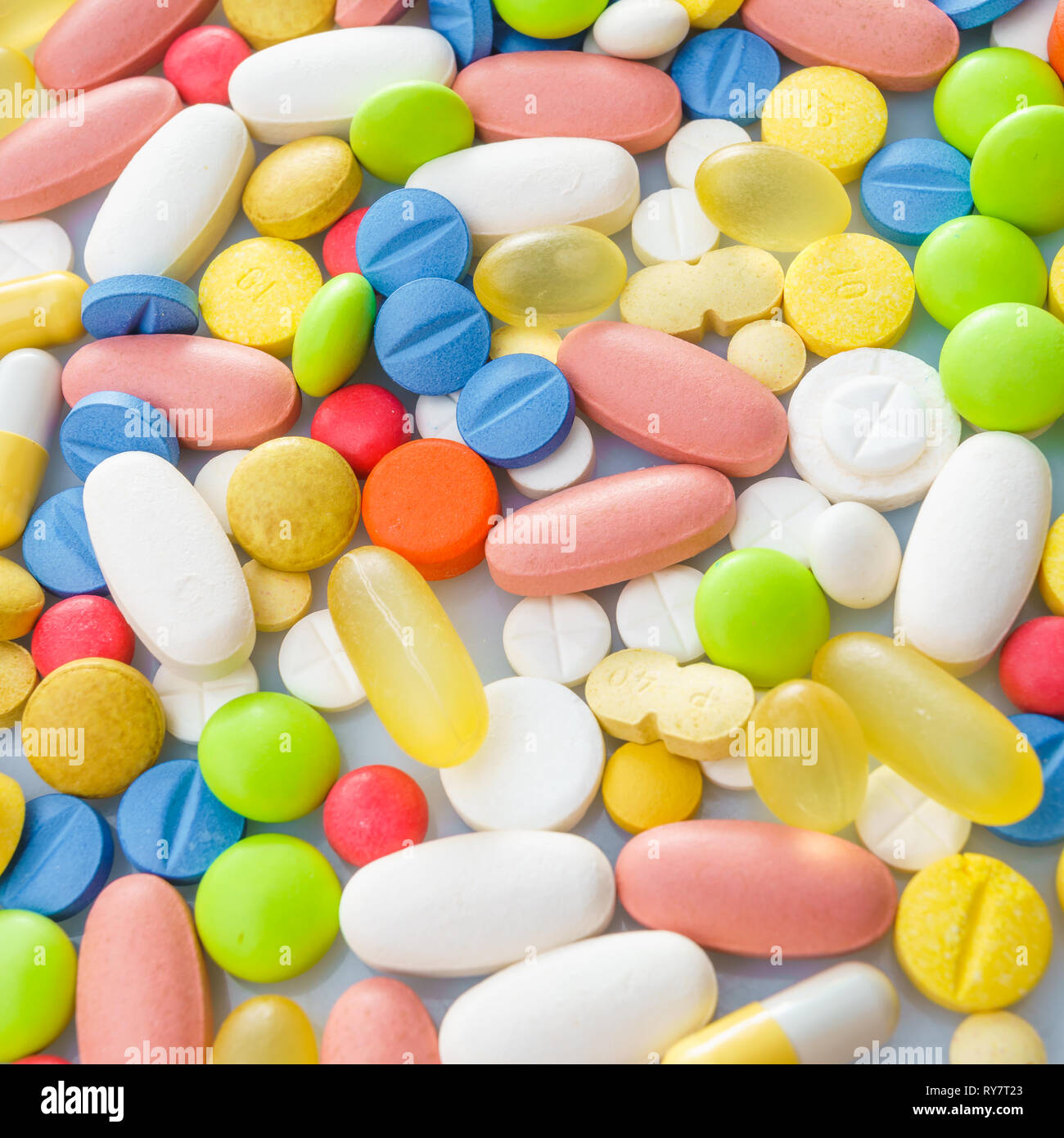Heap medical tablets syringe hi-res stock photography and images - Alamy