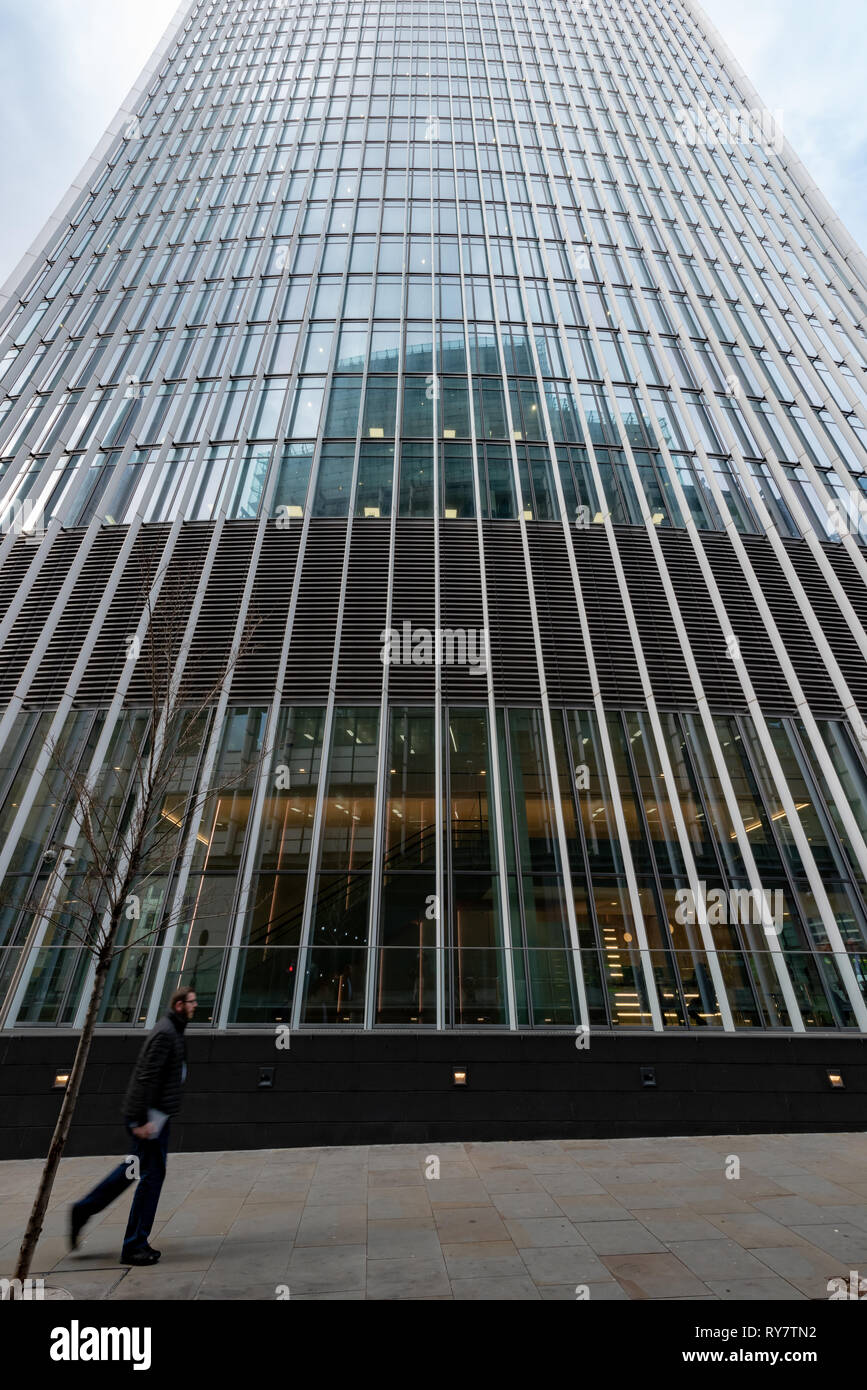 The vast glass and steel cliff face of the "Walkie-talkie" (20 ...