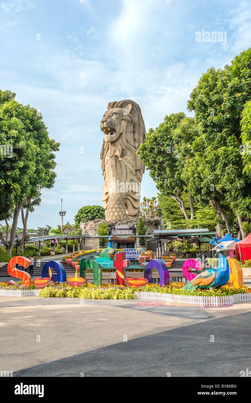 Sentosa Merlion Statue with colourful Deepavali decoration, Sentosa ...