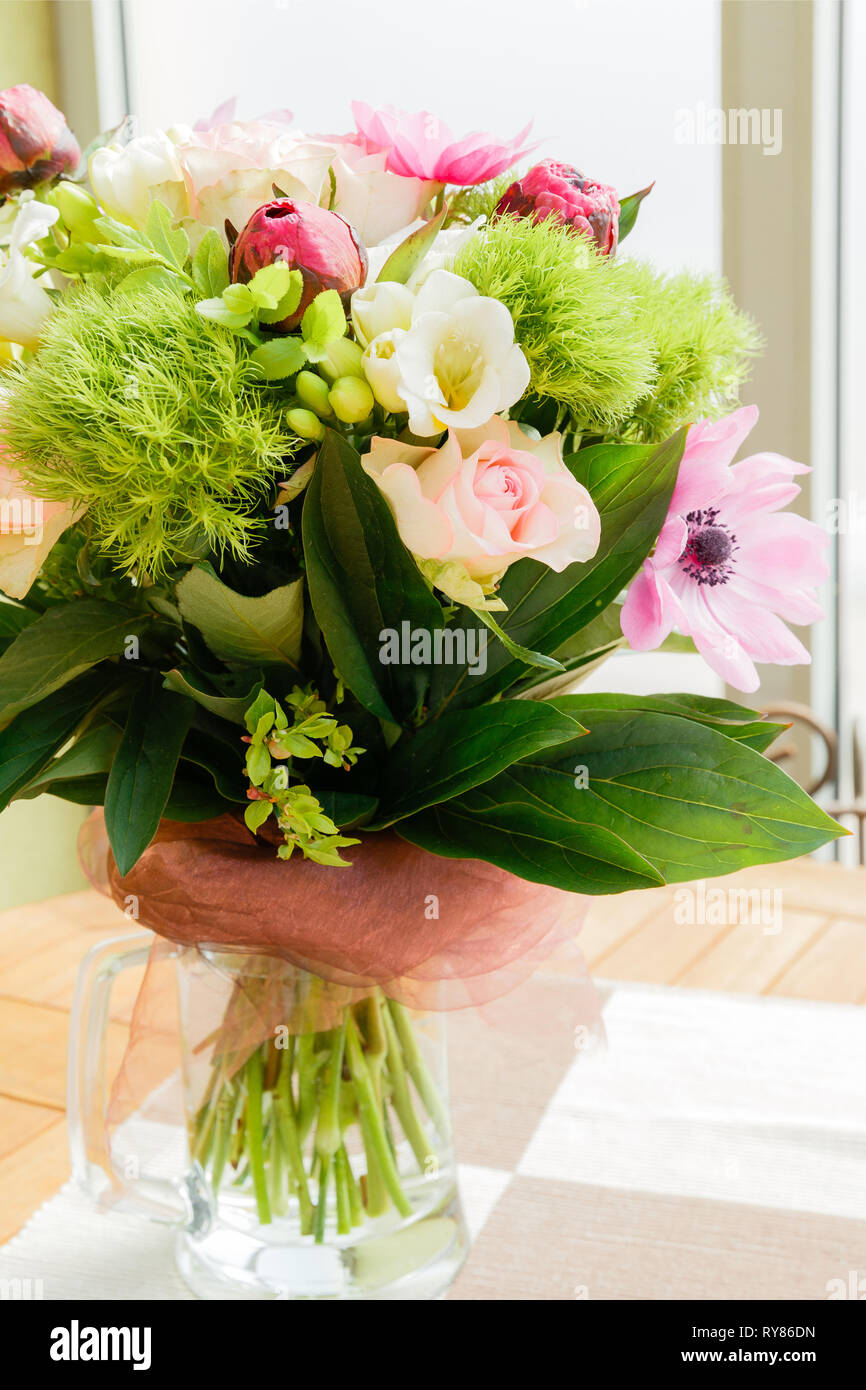 Sunflower vase rose hi-res stock photography and images - Alamy