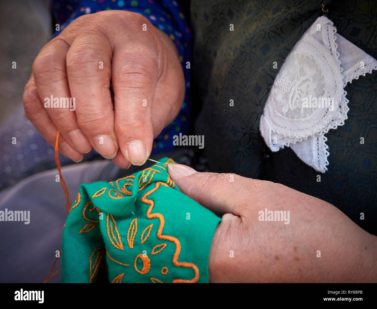 Sewing hands hi-res stock photography and images - Alamy