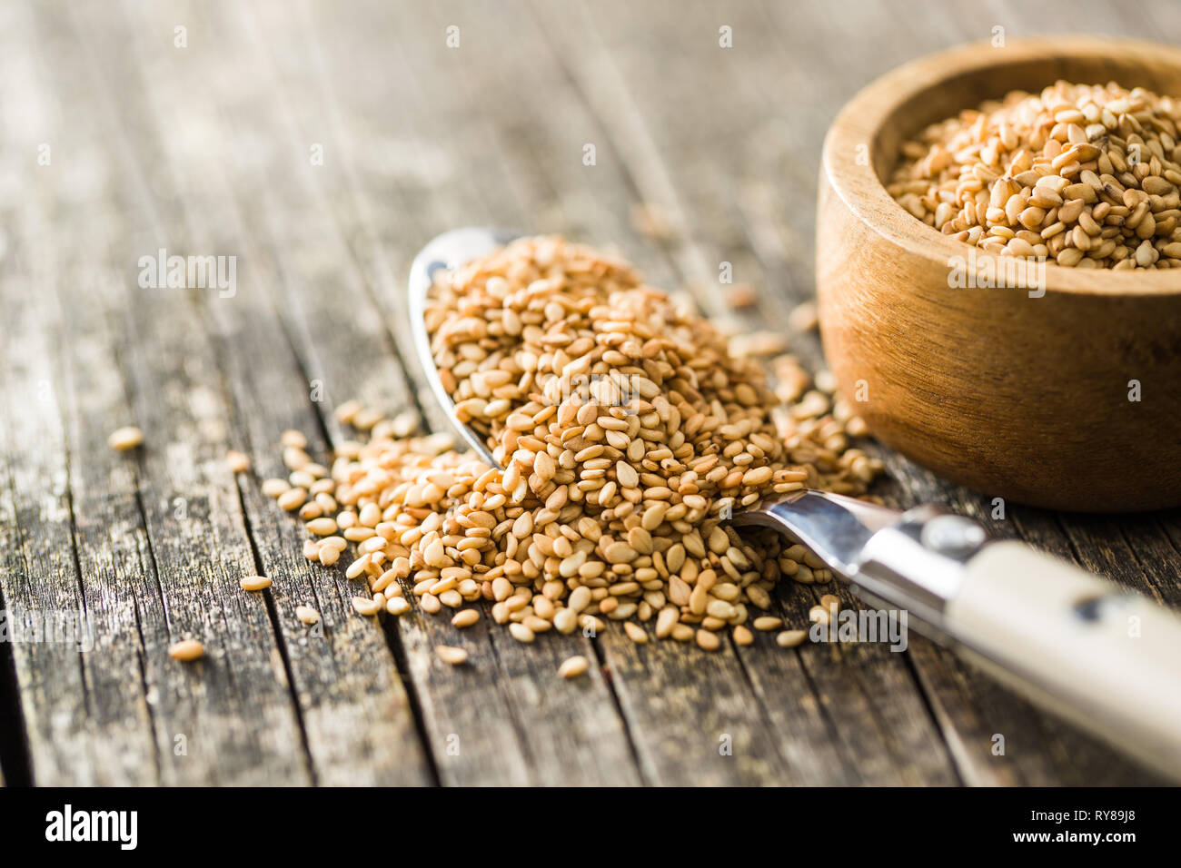 Roasted sesame seeds in spoon Stock Photo - Alamy