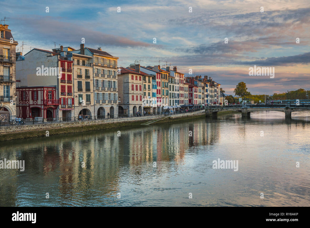 Riverbank architecture hi-res stock photography and images - Alamy