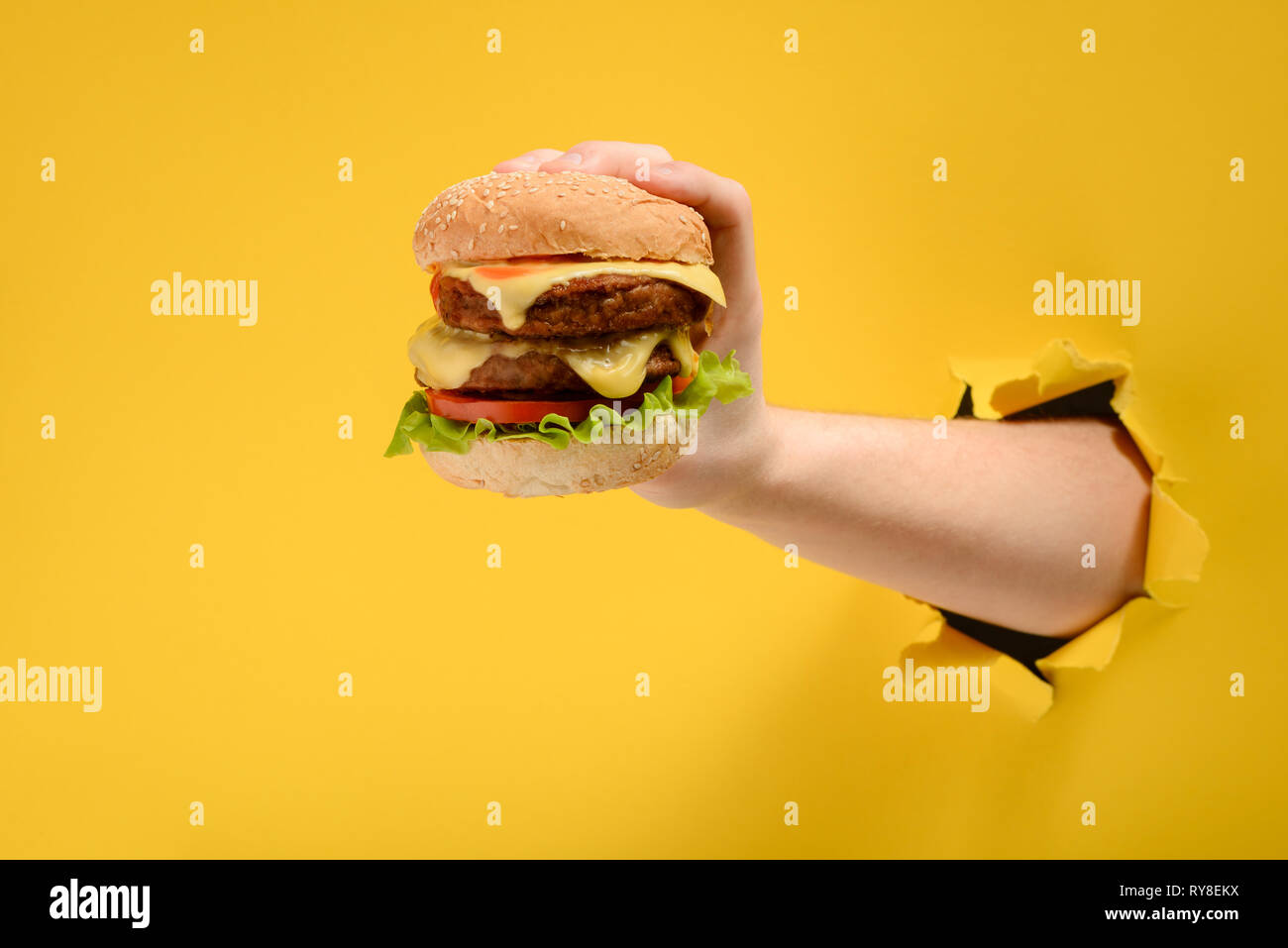 Hand burger hi-res stock photography and images - Alamy
