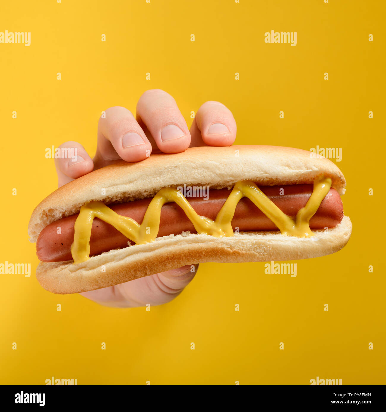 Holding a hot dog hi-res stock photography and images - Alamy
