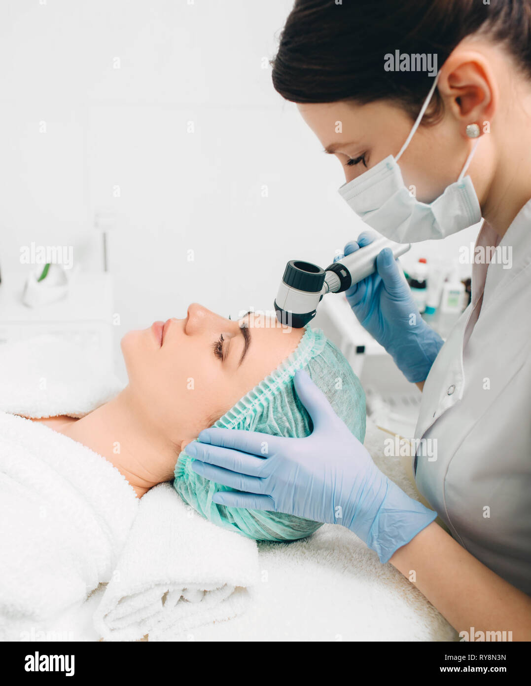 dermatoscopy. Dermatology, skin mole exam Stock Photo - Alamy