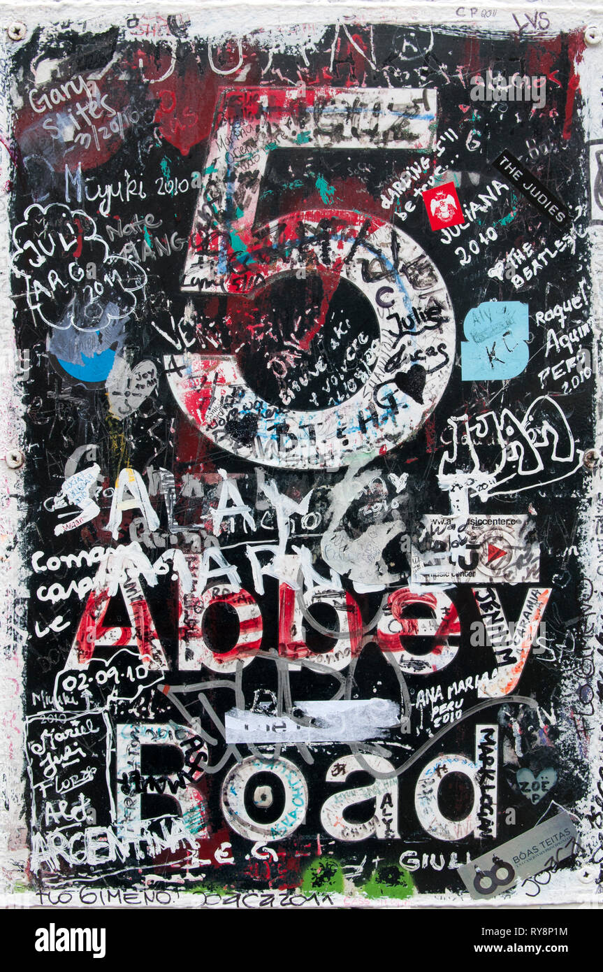 The beatles with fans hi-res stock photography and images - Alamy