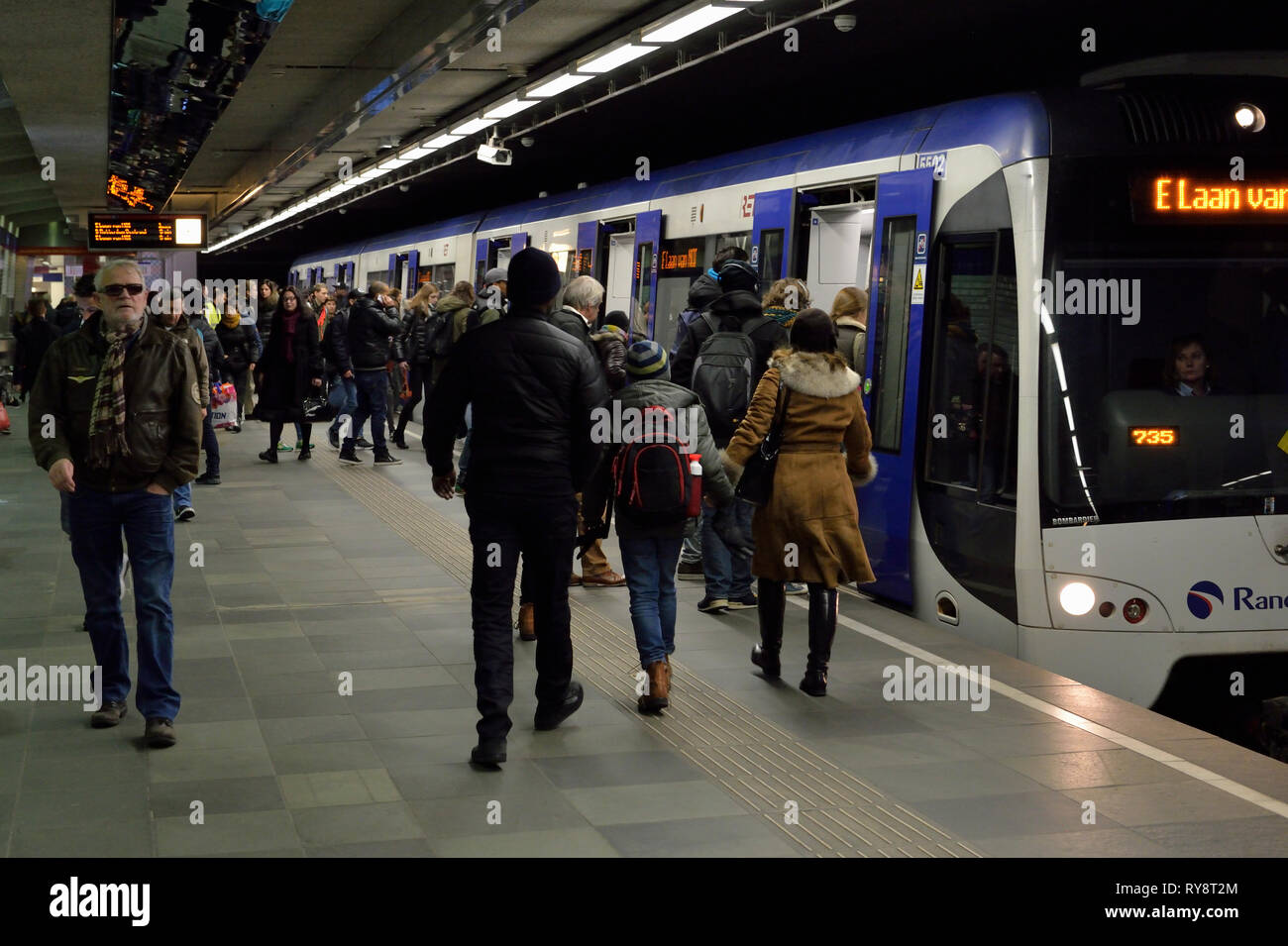 Passengers at Rotterdam Metro station, Rotterdam, Nederlands Stock ...