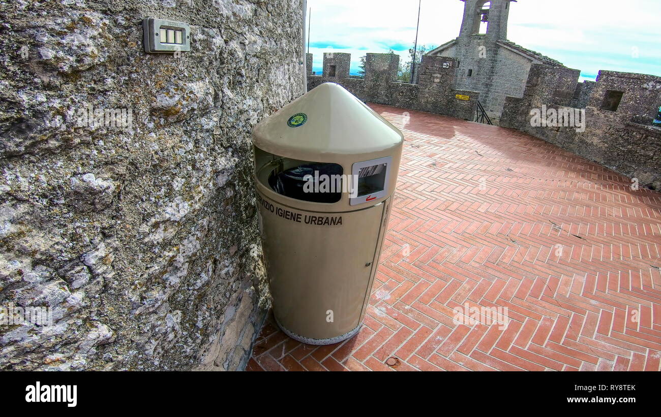 Garbage bin italy hi-res stock photography and images - Alamy